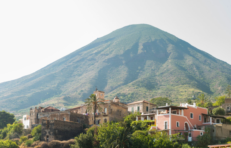 Guide : l'île de Salina, un paradis terrestre - IDEAT Magazine