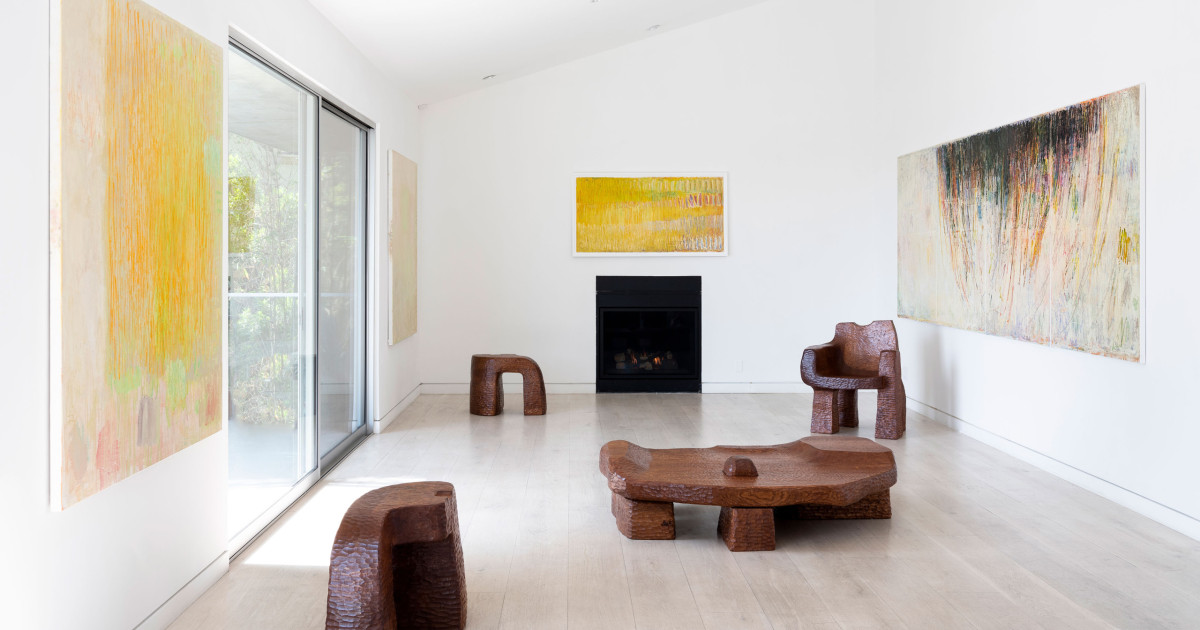 Faye Toogood dévoile du mobilier en chêne sculpté à Los Angeles