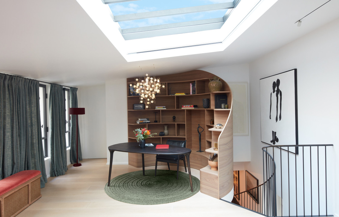 À Paris, Bobo Design Studio transforme un duplex en cottage - IDEAT