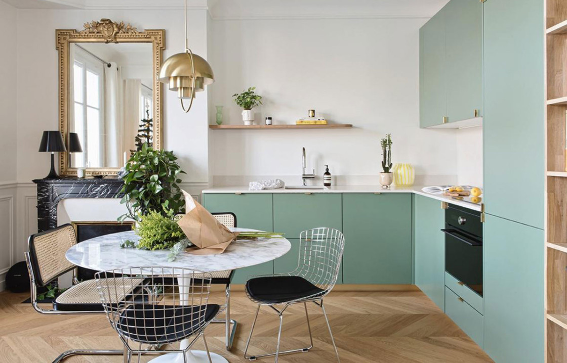 Cuisine verte sauge : la couleur tendance pour une déco chic et naturelle