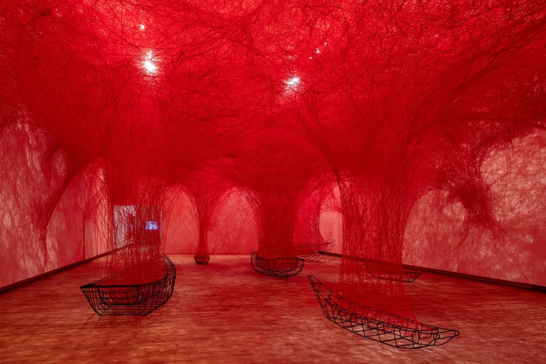 Expo : Chiharu Shiota plonge le Grand Palais dans un océan de fils ...