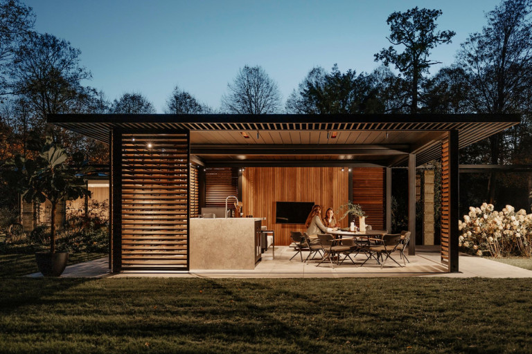 Design outdoor : Renson dévoile Amani, une pergola modulable pensée ...